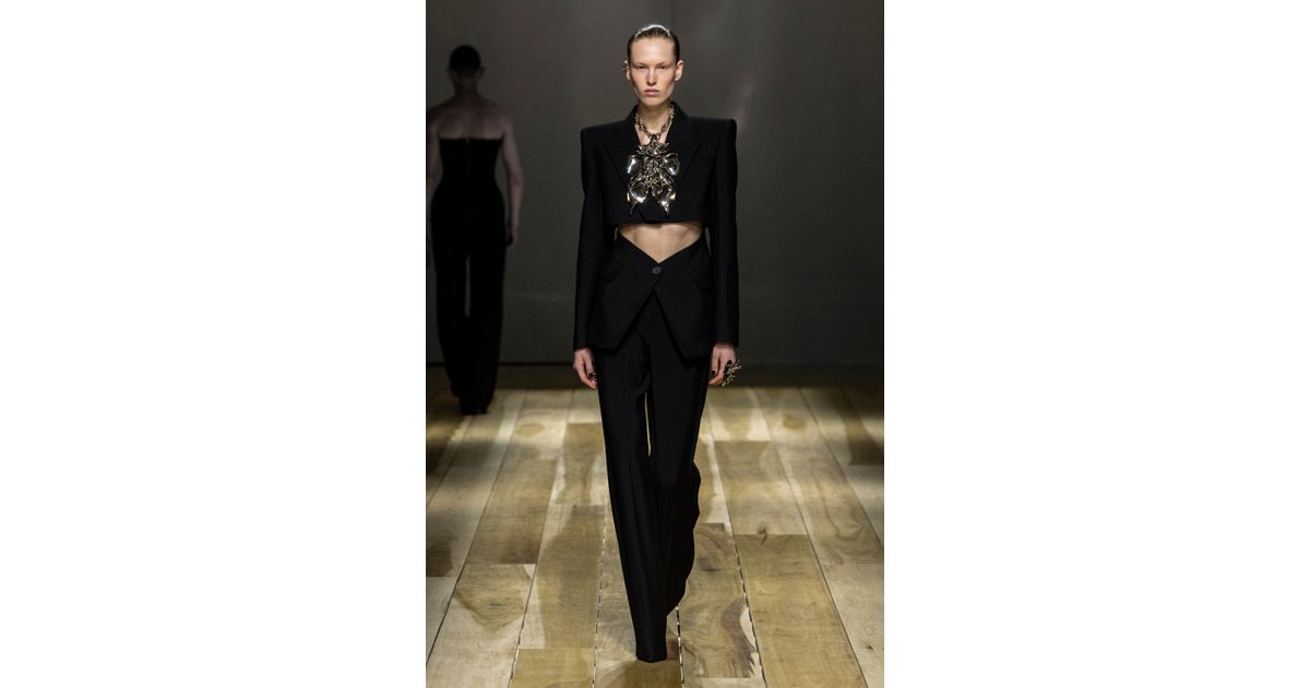 Alexander McQueen Fall/Winter 2023 womenswear #54 - Tagwalk: The ...