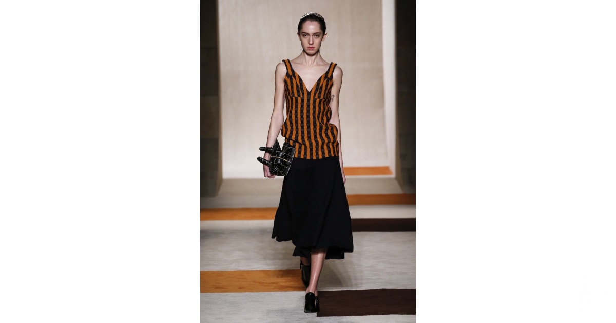 Victoria Beckham F/W 16 womenswear #6 - Tagwalk: The Fashion Search Engine
