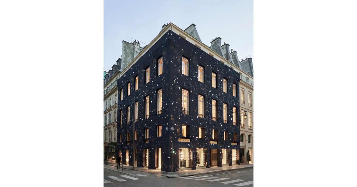 The article: BURBERRY FESTIVE FAÇADE AT RUE SAINT-HONORÉ