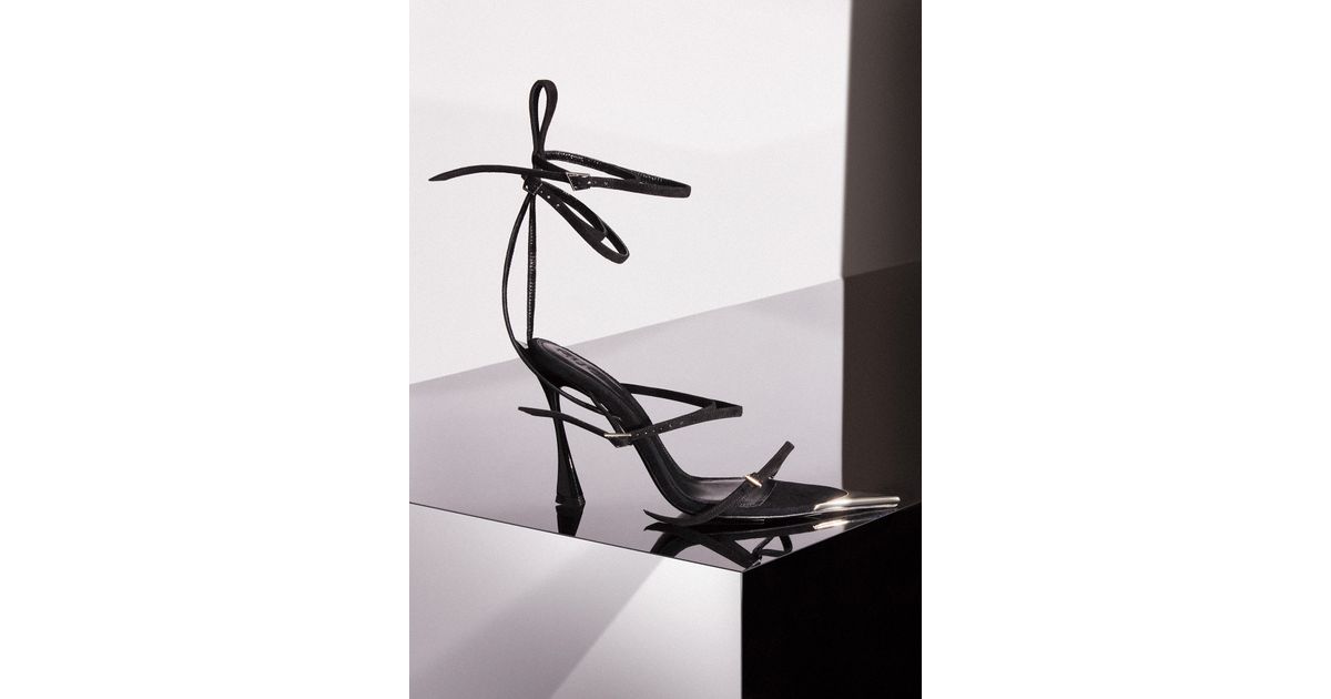 Este artículo trata sobre Introducing Mugler’s first footwear series by ...