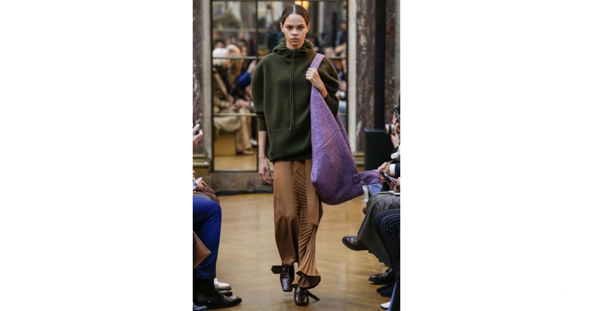 Victoria Beckham F/W 18 womenswear #5 - Tagwalk: The Fashion Search Engine