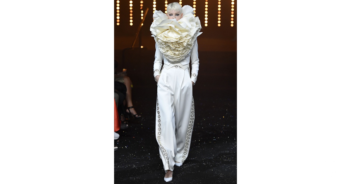 Viktor & Rolf F/W 18 couture #1 - Tagwalk: The Fashion Search Engine